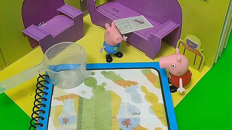 佩奇的画册倒上水就显出画面,小朋友你们见过这么神奇的画册吗?