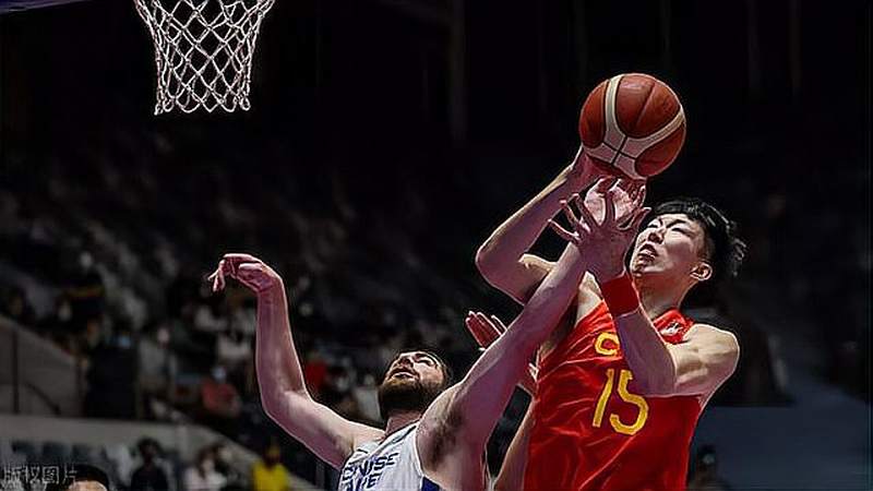 中国男篮决战印尼,周琦联袂王哲林组先发双塔,胡明轩遭杜锋无视