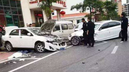 女司机逆行车祸撞车,下车后还“扯犊子”骂人,没想到被爱车碾压!