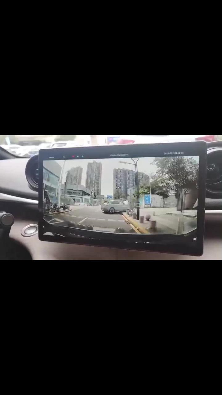 ...直接撞到一辆正在道路施工的沥青icon车斗上,导致前脸尽毁。 看行车...