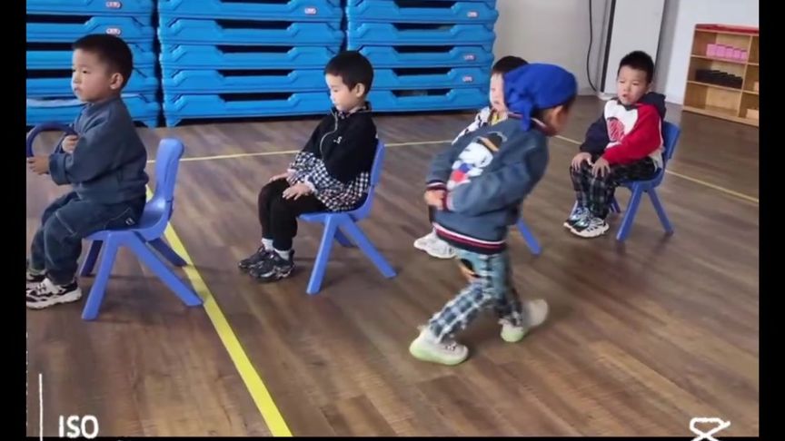 文明礼仪教育我们是认真的-坡头一幼孩子们的《让座》