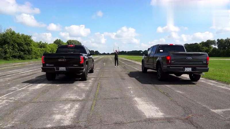 3.5排量福特F150与6.2GMC皮卡有多大差距?塞一下就知道了!