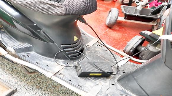 电动车充电时,先插电源口还是充电口?顺序可别再搞反了