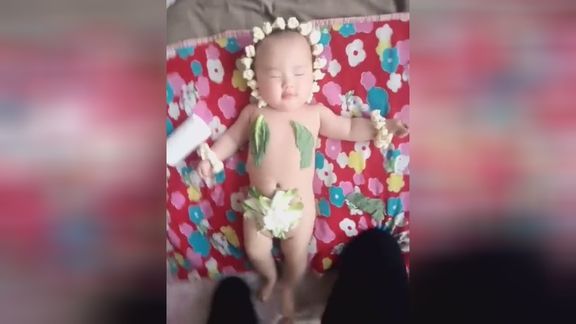 小宝宝被妈妈玩坏了,尽给他穿这样的衣服,太搞笑了!