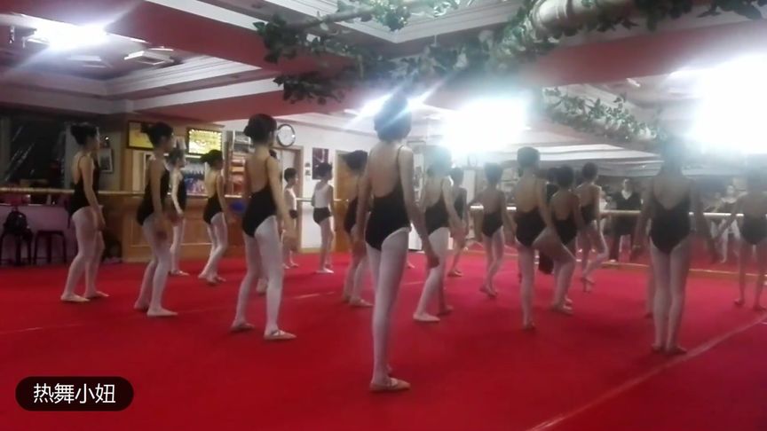 小美女们在教室练习舞蹈,个个儿都是大长腿啊