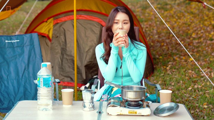 小姐姐在户外亲自煮咖啡,很好喝的样子