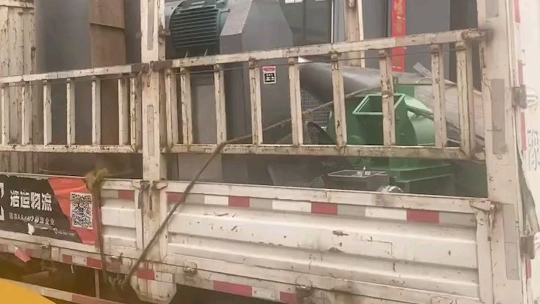 日产1吨机制木炭设备发货!木材粉碎机、制棒机、吊装式炭化炉