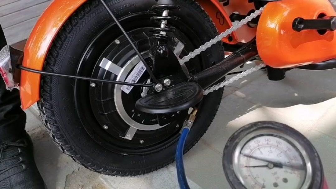 电动车真空胎气压一定要足,不然轮胎和轮毂很容易脱开再没法充气