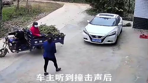 大爷倒车撞车,大妈在后面看到了也不说