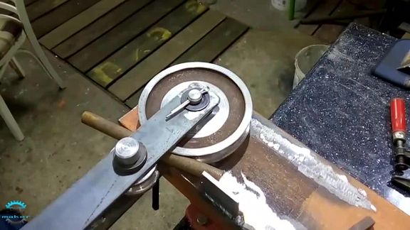 两个滚轮一节槽钢,装上手柄,就是一台手动弯管机