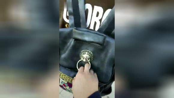开门呐开门呐你有本事抢男人你有本事开门呐开门,我知道你在家
