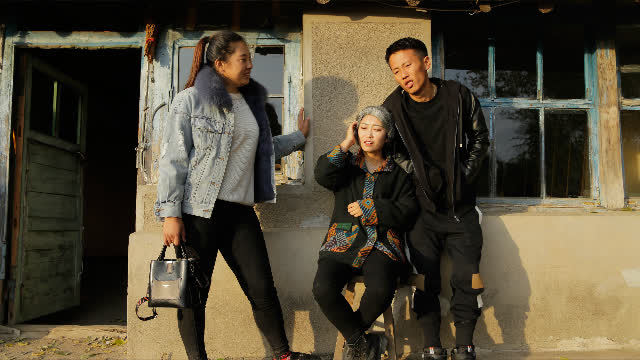 母亲装病骗儿子回家相亲,不料相亲对象是自己上司,尴尬