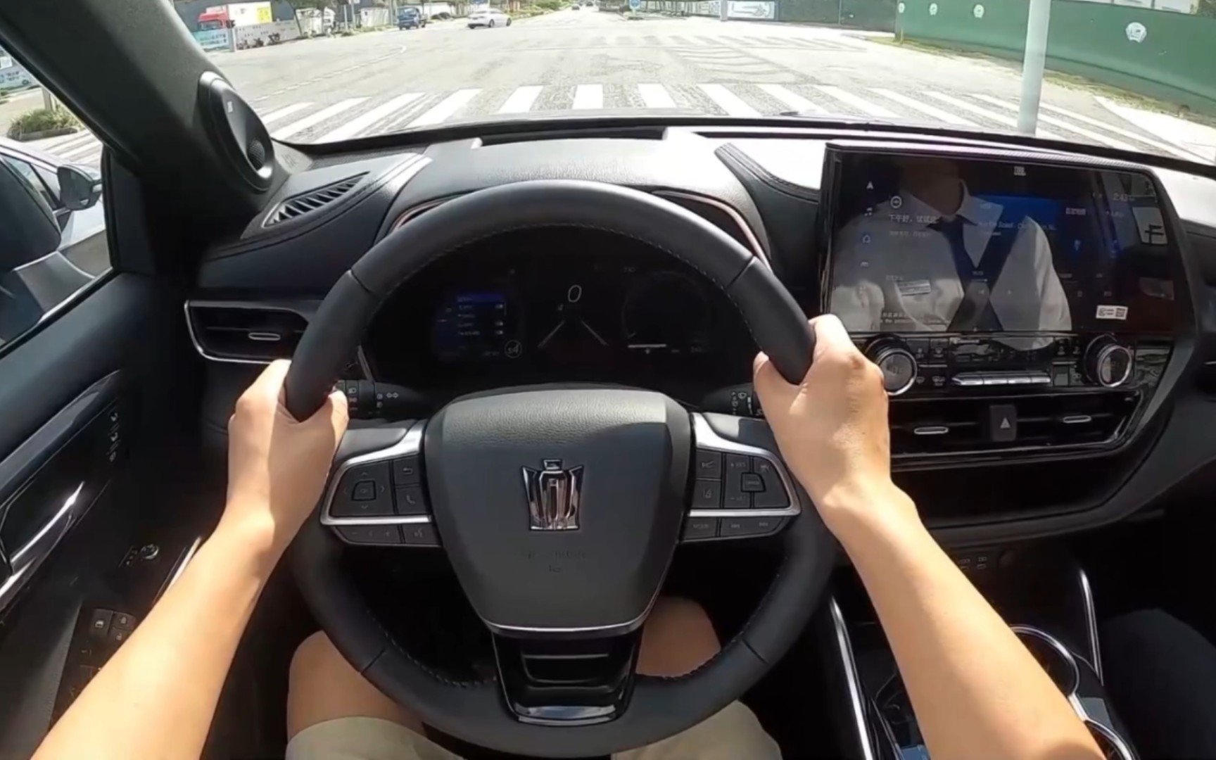 试驾丰田皇冠·陆放顶配版!(3)