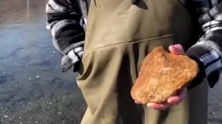 滑冰回家的路上发现了冰下有玉石,赶紧凿冰取玉,测一下密度!
