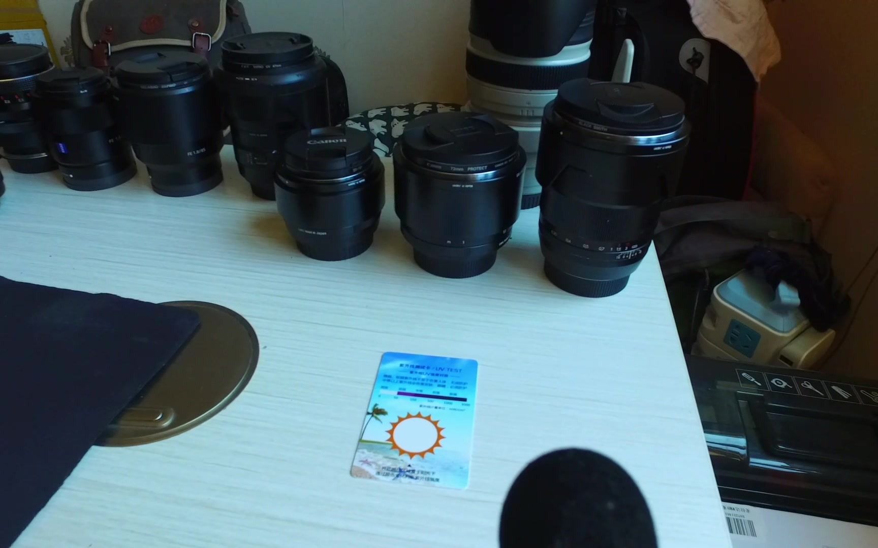 闲之好奇,用测试太阳镜的紫外线测试卡测试照相机镜头上挂机用的...