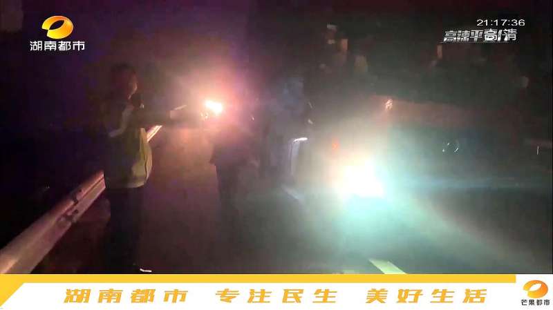 大货车停高速公路行车道,未设置警示标志,交警停车查看吓一跳!