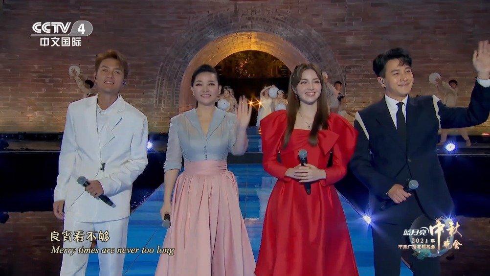 【太美了!海上明月四分钟大型烟花秀 】“海上生明月,心系千里外,挽起五湖和四海,都是一个爱