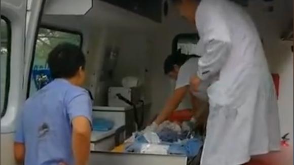 刚出生女婴被生父扔下山崖,茂名警察“跳崖”救人!