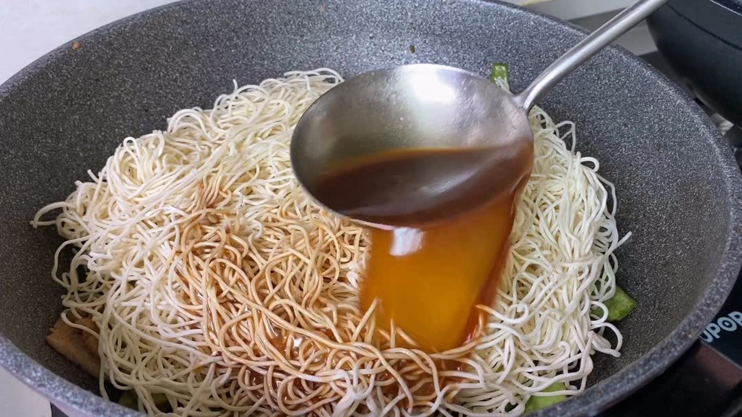 天热没胃口怎么办?试试这样做面条,面软菜香,一顿两大碗不够吃