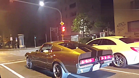 开车遇到这样的豪车!我是该挂倒挡呢?还是前进挡?