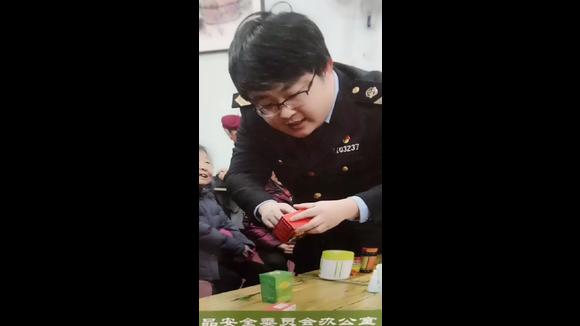 市场管理员检查产品质量质量