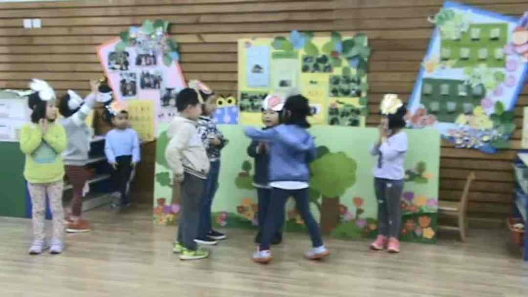 幼儿园区域活动指导-语言区表演三只蝴蝶、操作盘小羊吃草