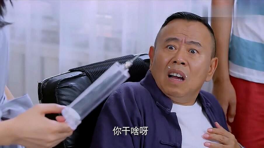 一看就是亲生闺女,这么大的针筒用来抽血,给自己亲爹吓得够呛!