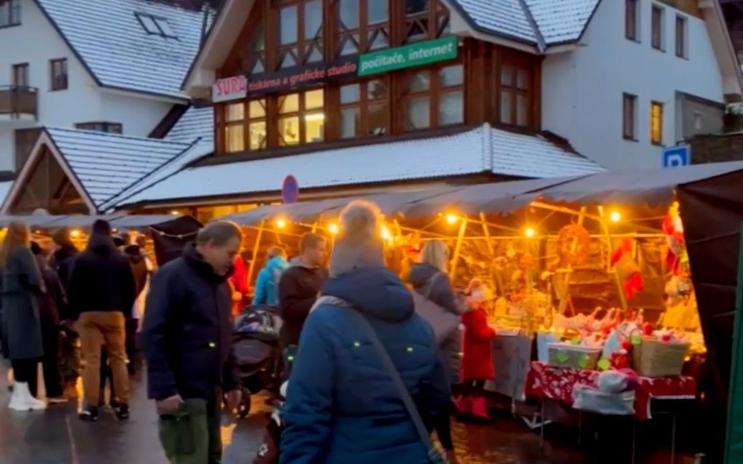 这是在外面的第一个节日,一起和家人去感受下当地传统的圣诞集市