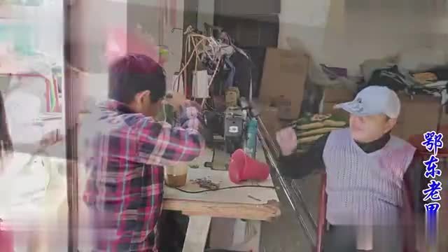 老男孩给大叔修电器,修了一半大叔却说没有修理价值,原来这个意思