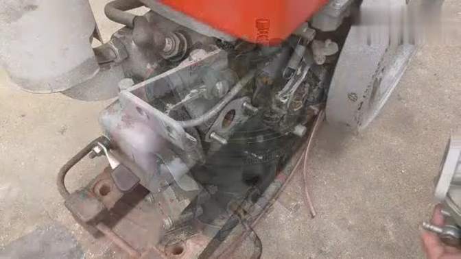 实拍老式发动机化油器清洗