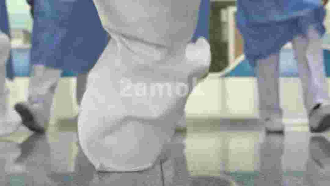 疫情新冠肺炎抗疫一线医生护士工作摘口罩-凌晨两点素材网