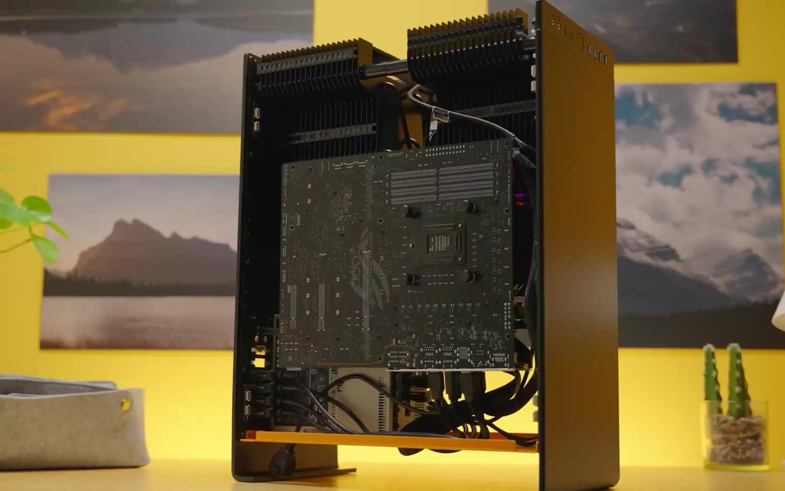 【Linus Tech Tips】传说中的散热器上装了个 主板?再加上个显卡?极致...