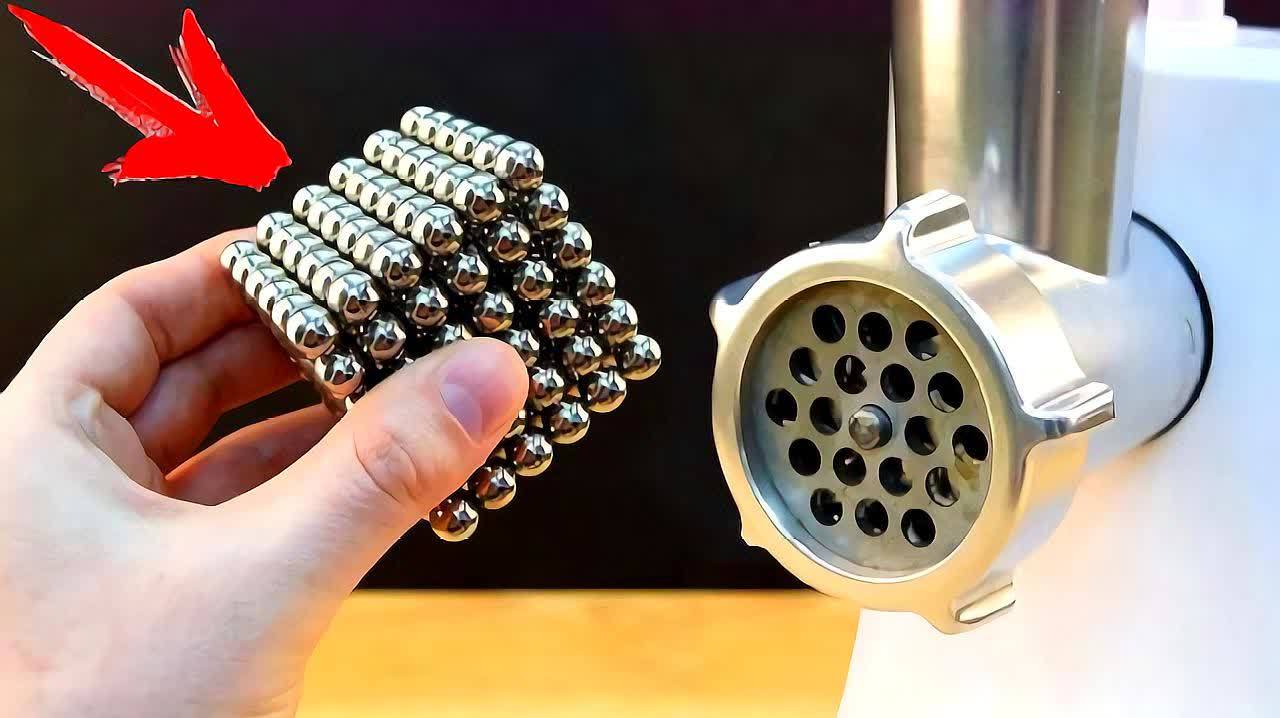 老外脑洞新奇,将磁力小球放入搅拌机,网友:感觉会消化不良啊