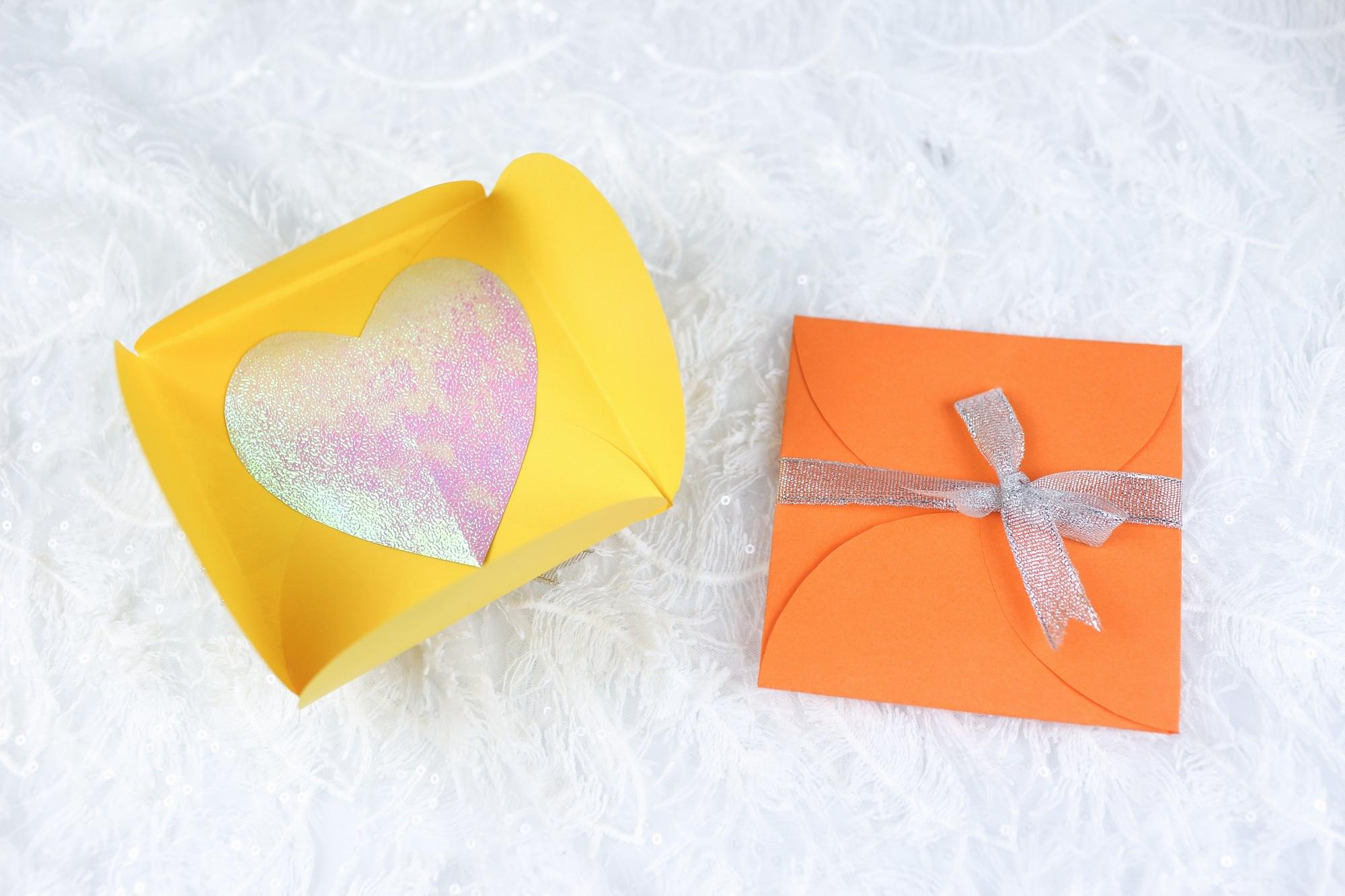 最简单的方信封制作方法,用4张圆纸片就能粘出来