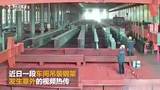 车间吊装巨型钢架出事故 工人灵性一跃躲过死神