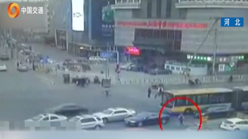 学生横穿马路躲过数辆车后,看到胜利在望,加速通过却被撞飞了!