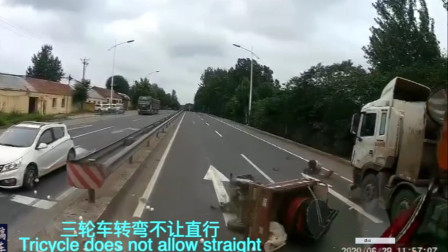 交通事故合集:三轮车被撞似天女散花,斑马线行人被撞起飞