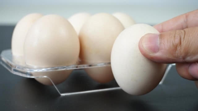 鸡蛋不用放冰箱,养鸡户教我一窍门,放几月都不坏