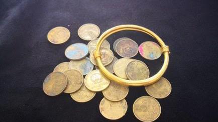 为什么有做首饰的师傅说梅花5角硬币里含的有黄金?...