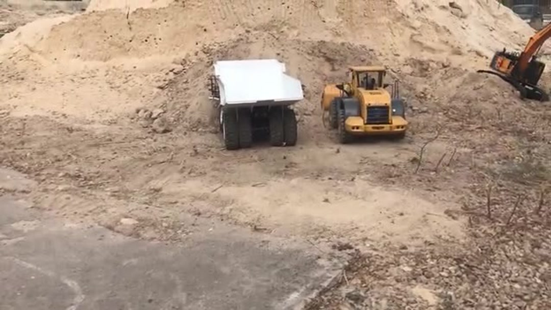 挖掘机铲车卡车叉车工作表演 挖掘机施工表演