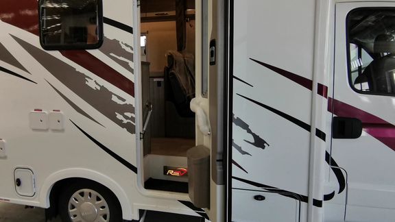 布局最经典的一款依维柯c型房车