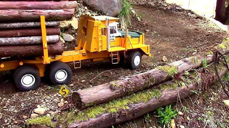 RC大卡车模型,运这么多的木头不费劲,模型做成这样真不错!