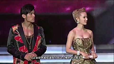 天王周杰伦天后蔡依林多年后同台颁奖,杰伦一开口,全场沸腾了!