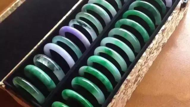 睹石解玉, 不起眼的翡翠原石, 竟切出了14只翡翠手镯!