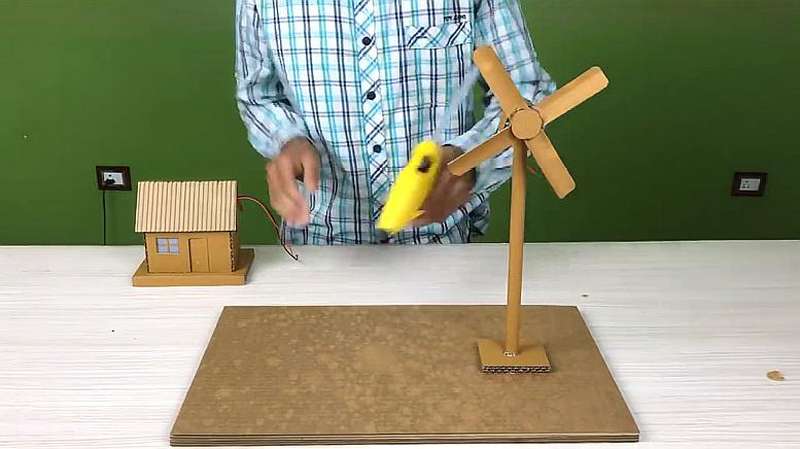 纸制作的风力发电模型,有风灯就亮,放阳台也是个不错的装饰品哦