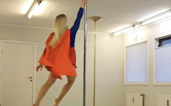 钢管舞女超人来了!