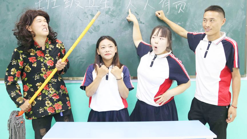 老师写班级卫生人人有责,没想学生加一笔套路老师打扫卫生,真逗