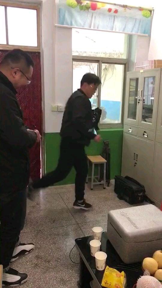 央视对校长采访,校长展示自己改变舞步