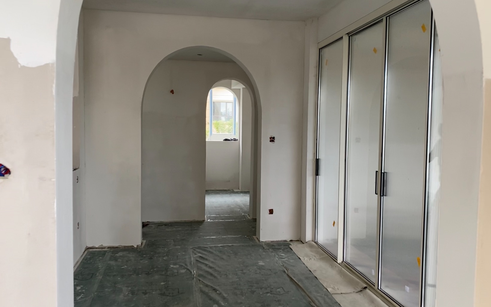 油工进场前刷墙固|墙面找平|批第一遍腻子|安装隔断门附价格|装修完成...