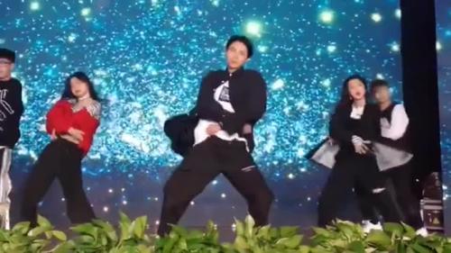 校园里的新年晚会,听到台下一群迷妹的尖叫,小哥的舞蹈越跳越带劲